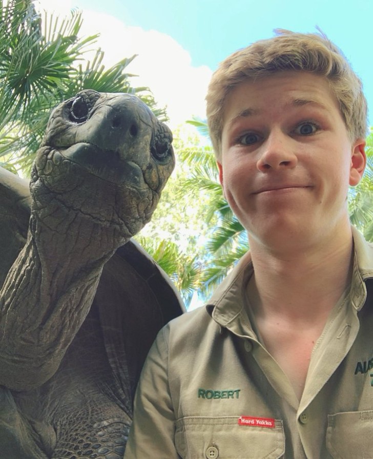 El hijo de Steve Irwin cumple la cuarentena con una tortuga gigante